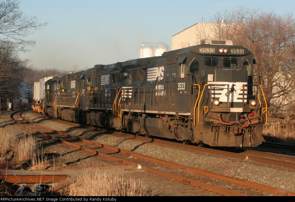 NS 3533 running east at South Plainfield NJ 02/11/07
